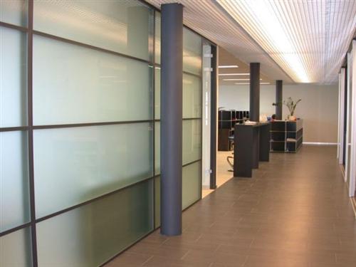 Raumtrenner Büro: Infos und Anbieter für mobile und fixe Trennwänden