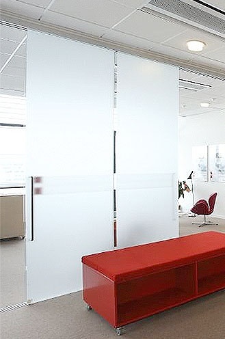 Raumtrenner Büro: Infos und Anbieter für mobile und fixe Trennwänden