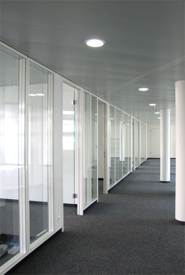 Raumtrenner Büro: Infos und Anbieter für mobile und fixe Trennwänden