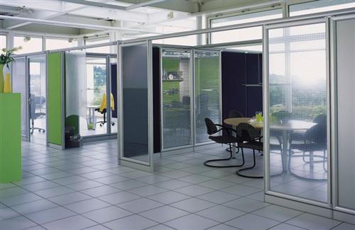 Raumtrenner Büro: Infos und Anbieter für mobile und fixe Trennwänden